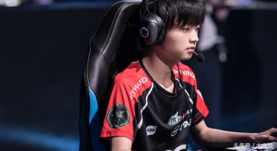 EDG有惊无险收获S8世界赛首胜，网友盛赞：iBoy反应逆天了-小米游戏中心