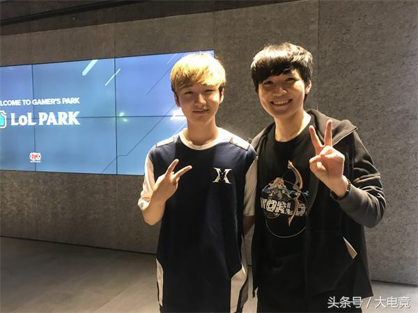 Faker出席S8场馆开馆仪式，被众多美女环绕露出灿烂笑容！资讯-小米游戏中心